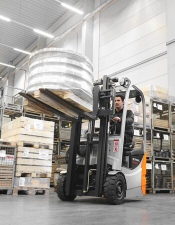 Electric forklifts in Net Zero warehouse logistics | STILL UK