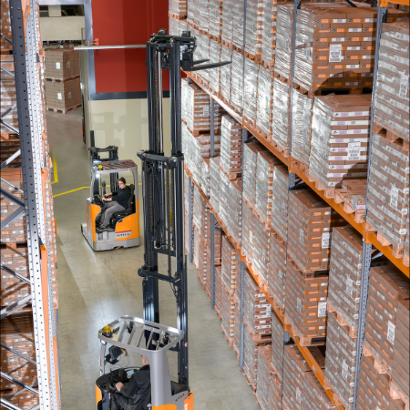 What is the Difference Between Counterbalance Forklifts and Reach ...